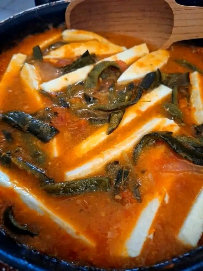 Rajas de chile poblano con queso en caldillo de Jitomate | Perfil Veracruz